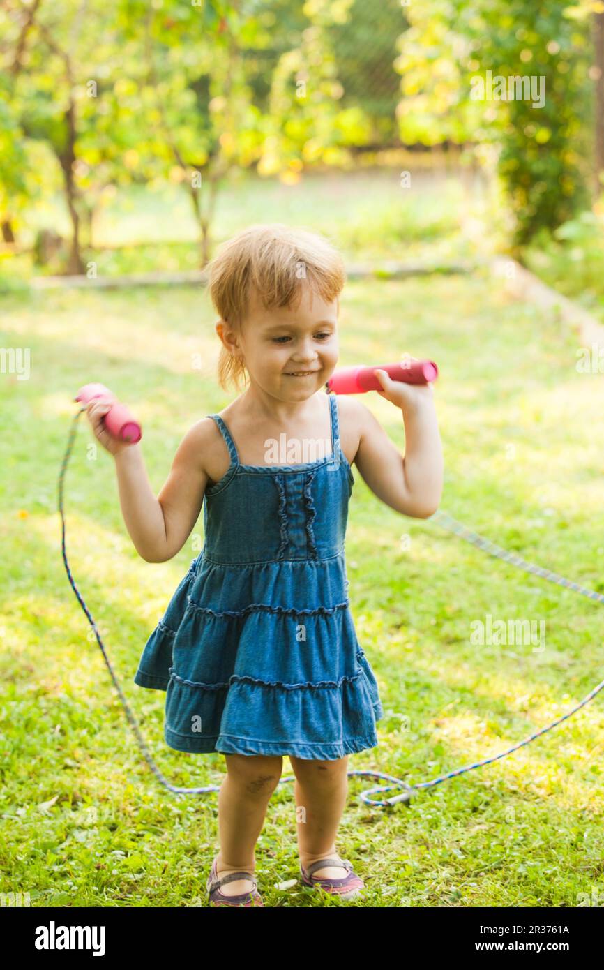 Jeune Fille Avec Corde ã Sauter Banque De Photographies Et Dimages à