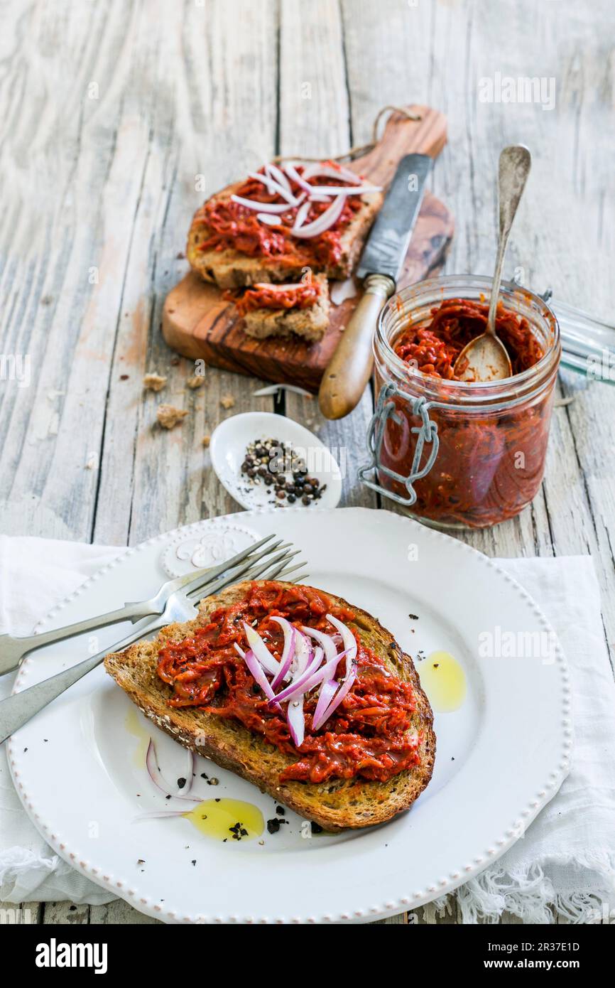 Bruschetta italienne au pain calabrese Banque de photographies et d ...