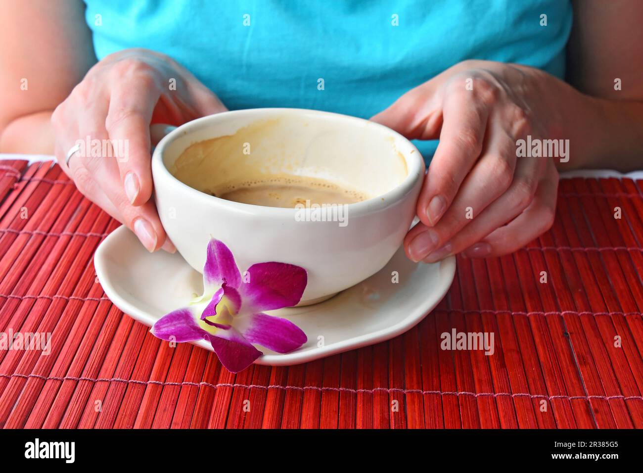 Femme buvant du cafe a deux mains Banque de photographies et d’images à ...