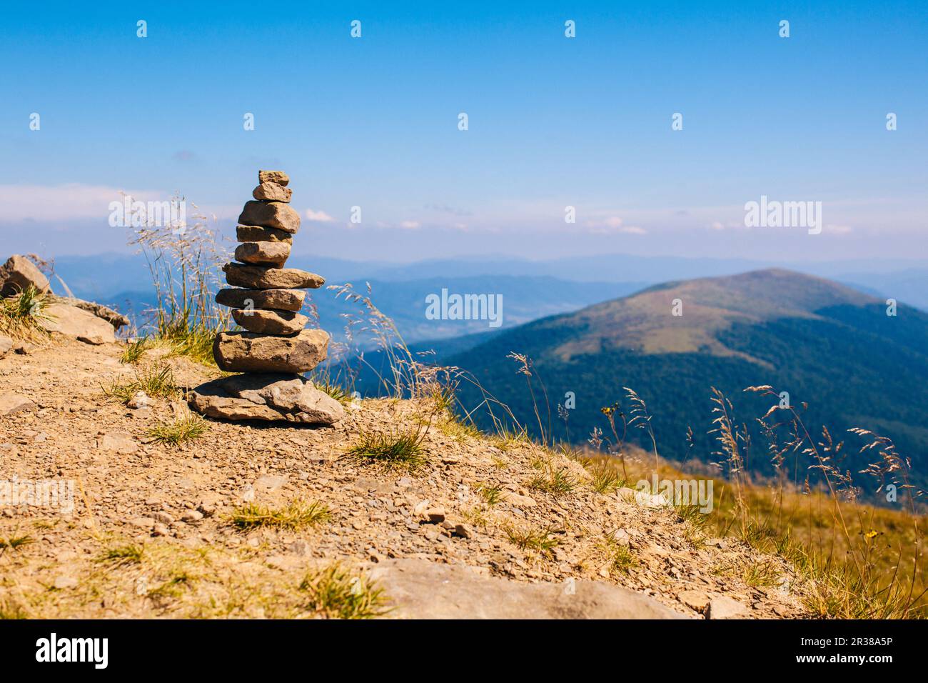 La tour des galets sur le sommet de la montagne, symbole de l'équilibre ...