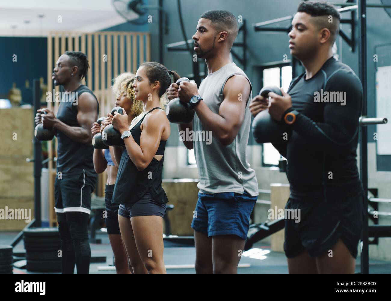 Haltérophilie, fitness et personnes avec kettlebell dans la salle de ...