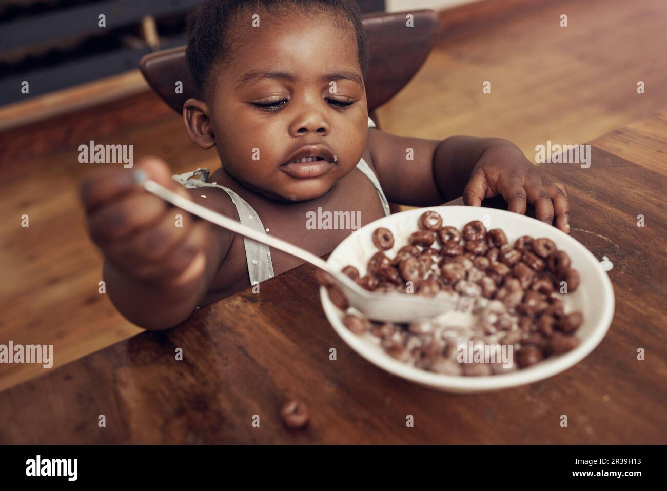 Enfant noir, céréales et manger bébé dans une cuisine avec nourriture ...