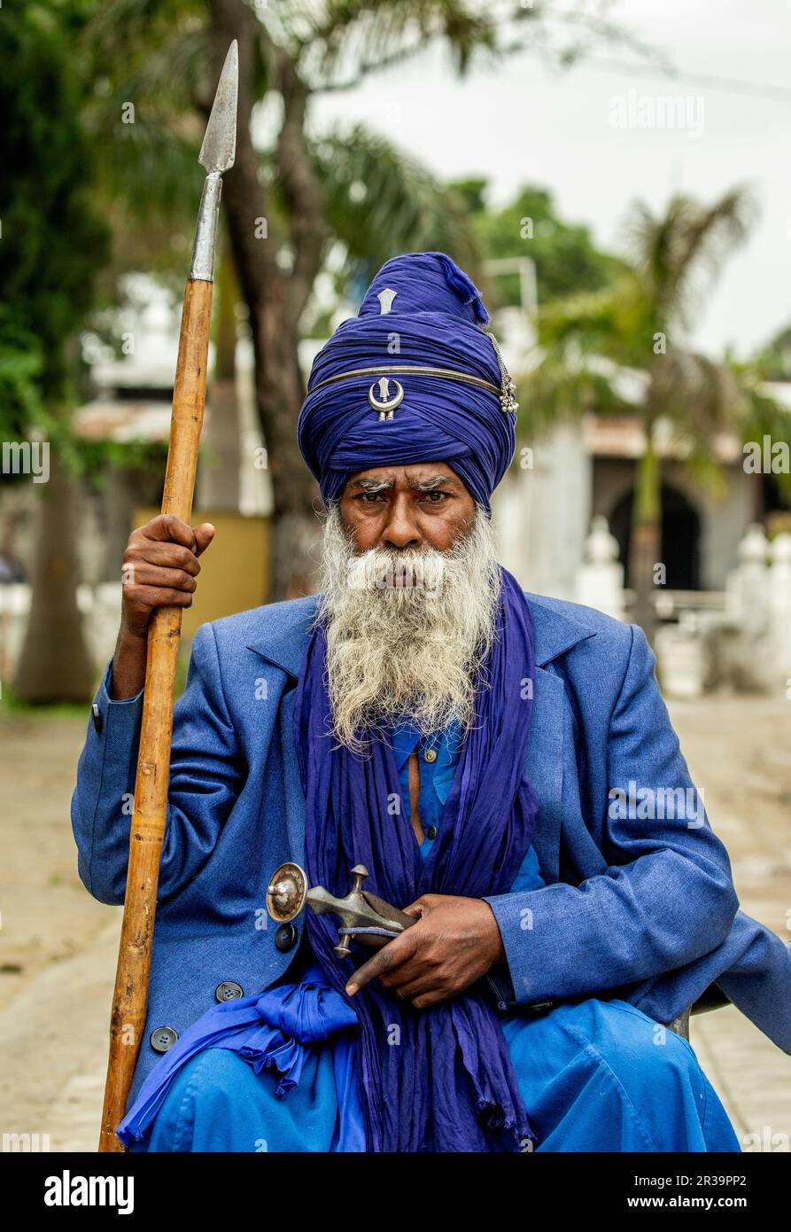 Portrait d'un guerrier sikh en robe traditionnelle avec armes Photo ...