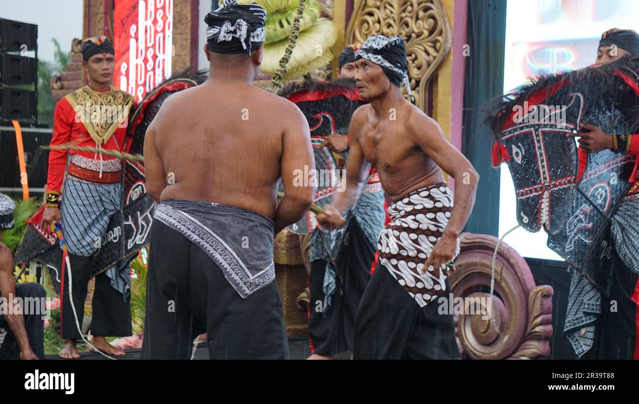 La danse Tiban provient de Java est. Tiban vient du mot 'tiba' en ...