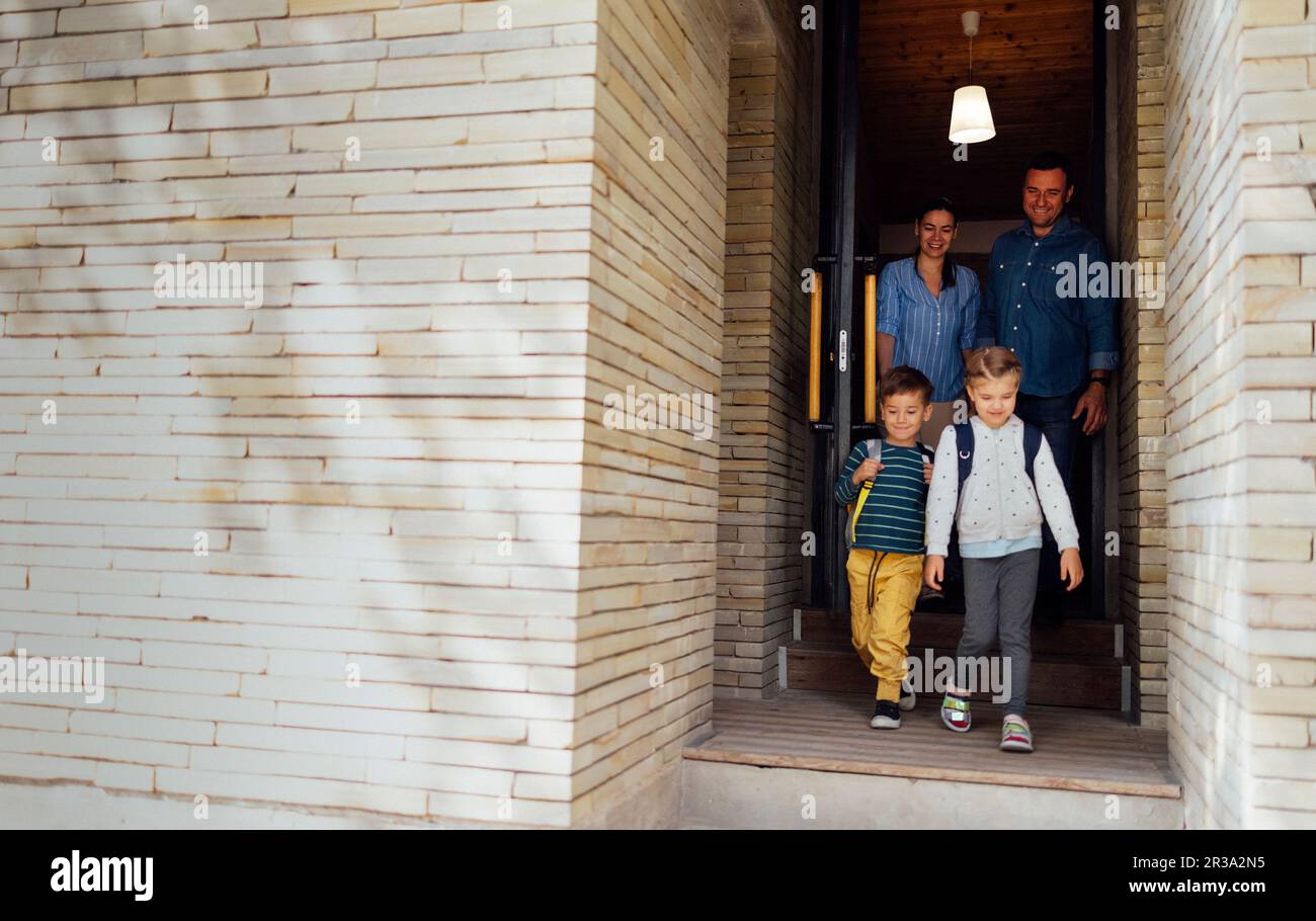 Mère voyant son fils Banque de photographies et d’images à haute ...