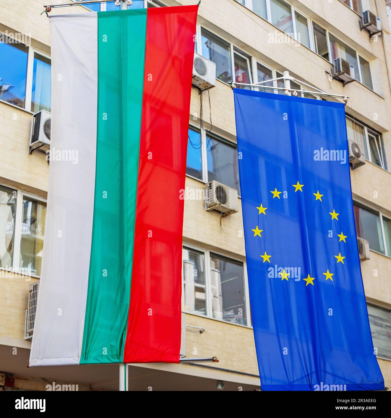 Le drapeau national bulgare et le drapeau de l'Union européenne sont ...