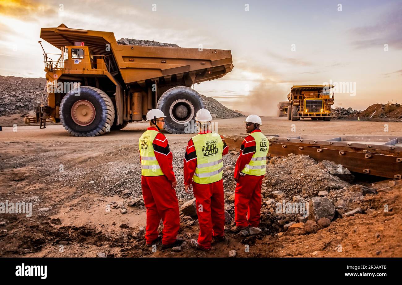 Grands camions à benne basculante transportant du minerai de platine ...
