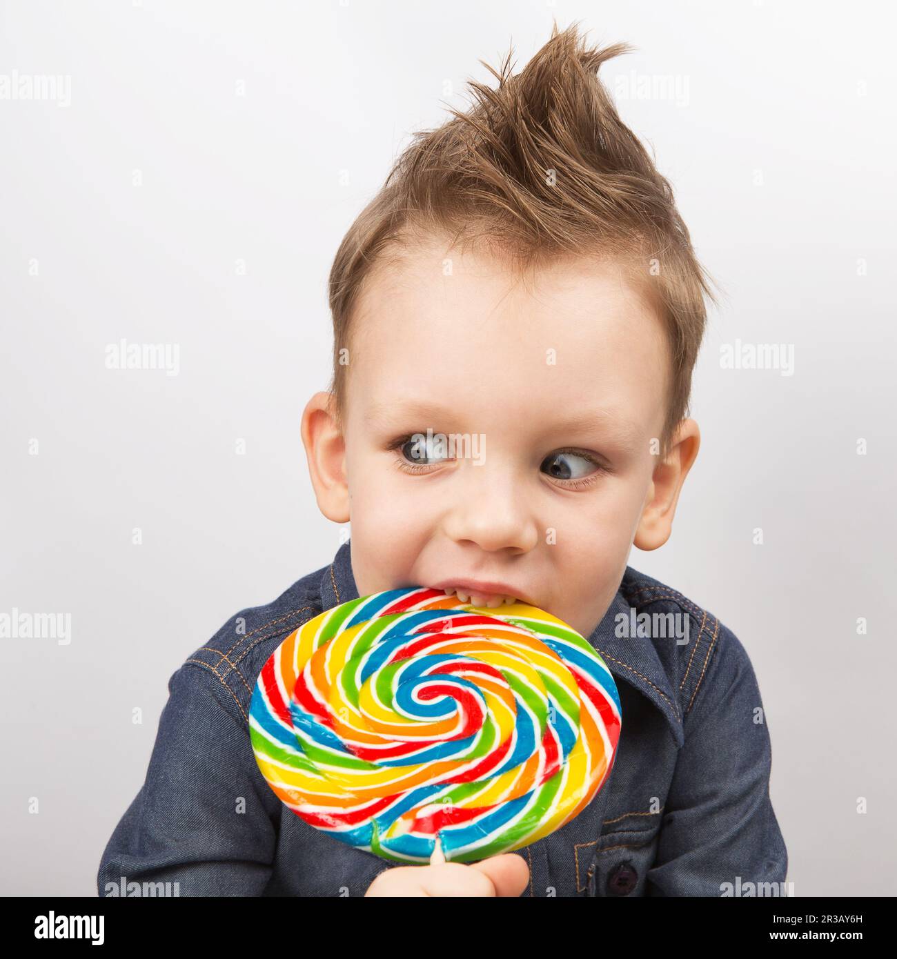 Enfant mangeant des bonbons Banque de photographies et d’images à haute ...