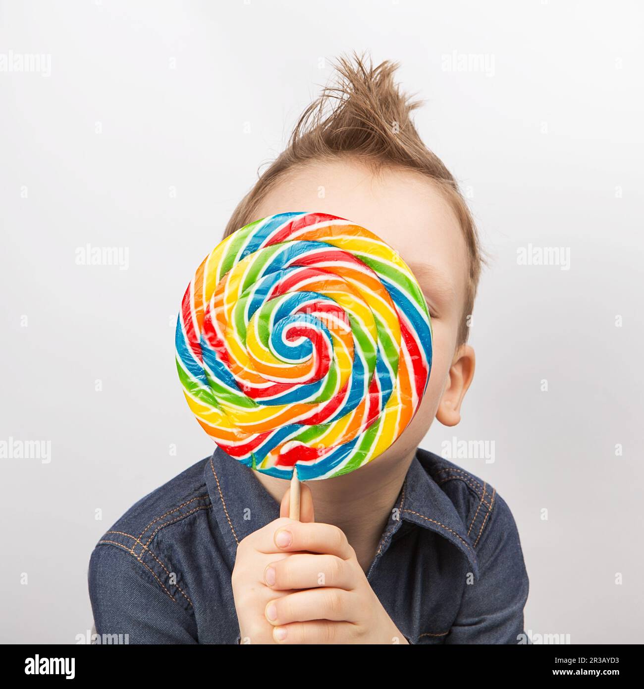 Enfant mangeant des bonbons Banque de photographies et d’images à haute ...