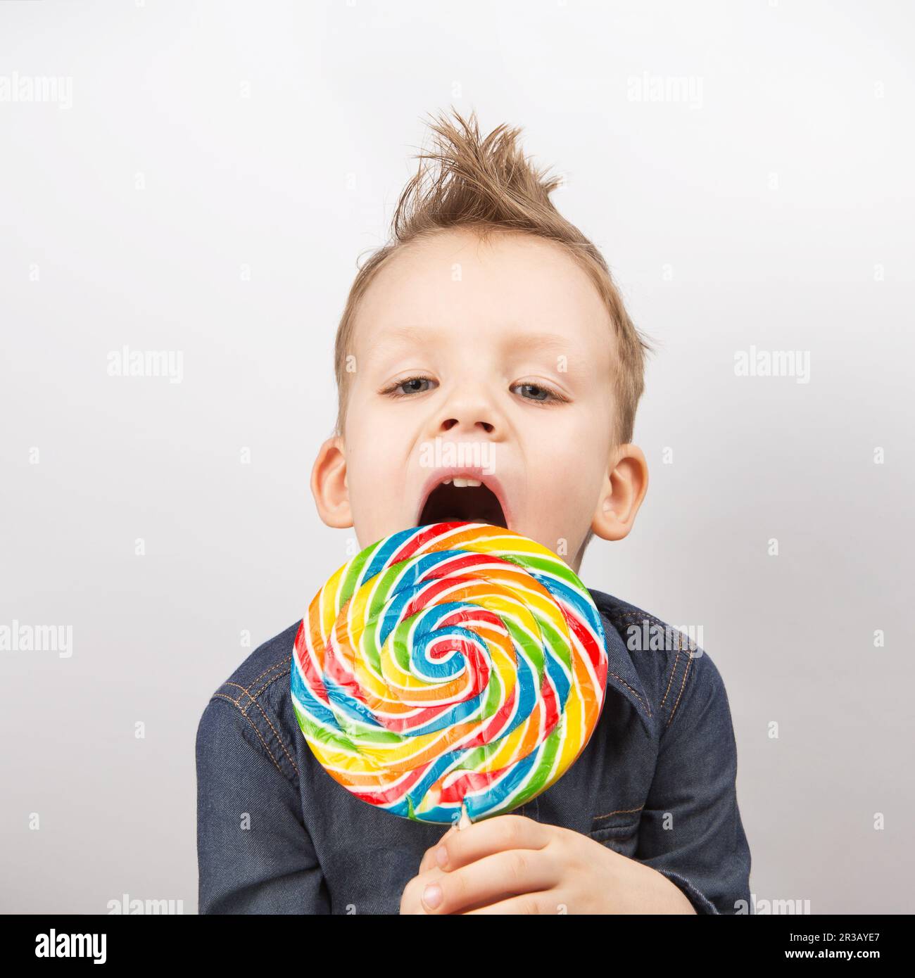 Enfant mangeant des bonbons Banque de photographies et d’images à haute ...