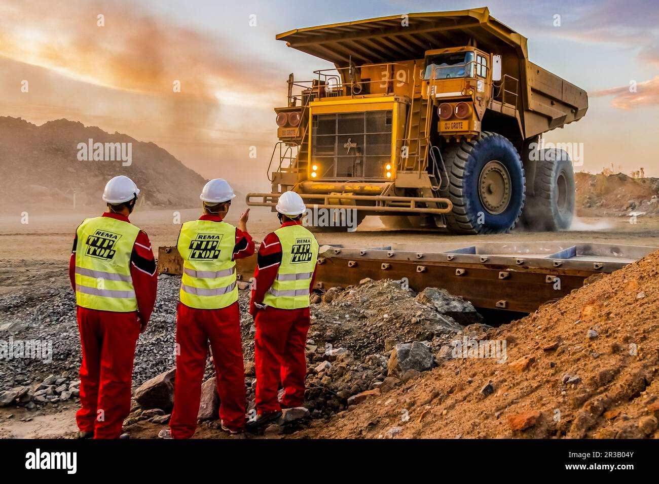 Grands Camions à Benne Basculante Transportant Du Minerai De Platine