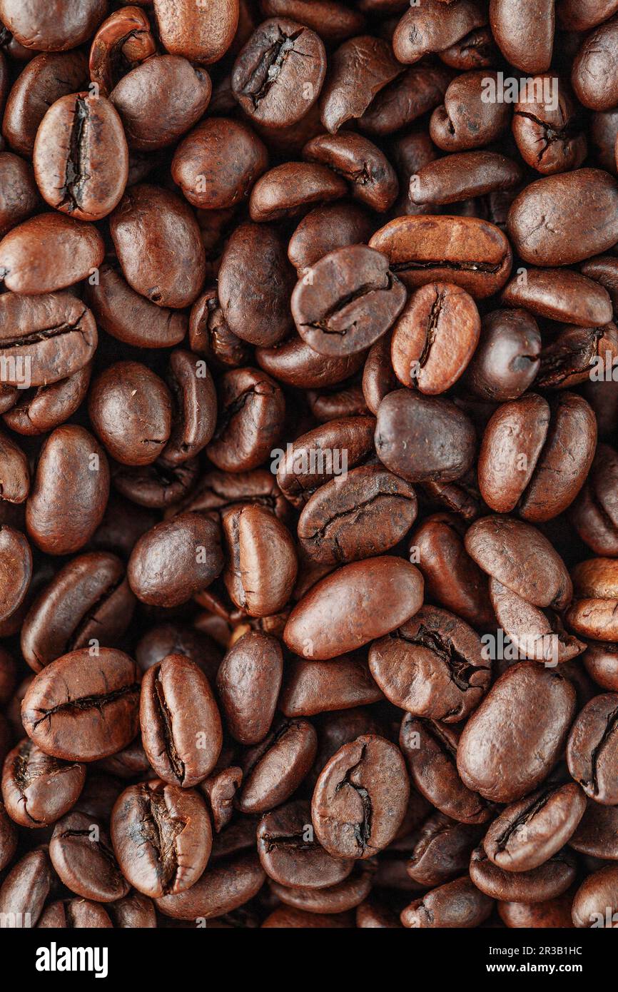 Grains de café noirs en studio. Grains de café fraîchement torréfiés ...