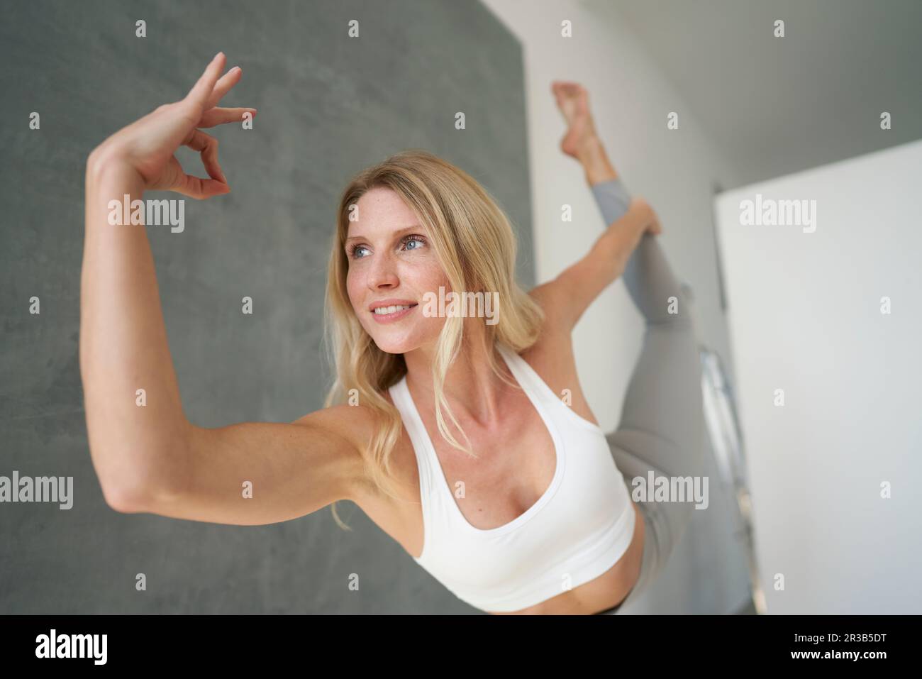 Femmes a pratiquer la posture de l'arc Banque de photographies et d ...