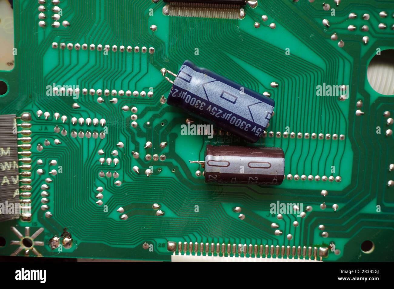 Capacitor capacitors pcb Banque de photographies et d’images à haute résolution - Alamy