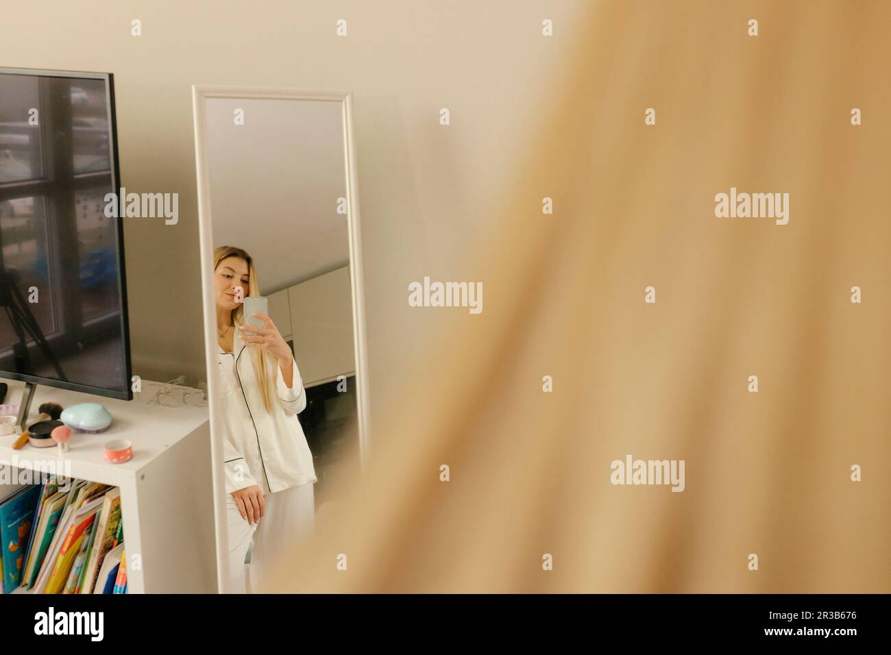 Prendre un selfie devant un miroir Banque de photographies et d’images à haute résolution - Alamy