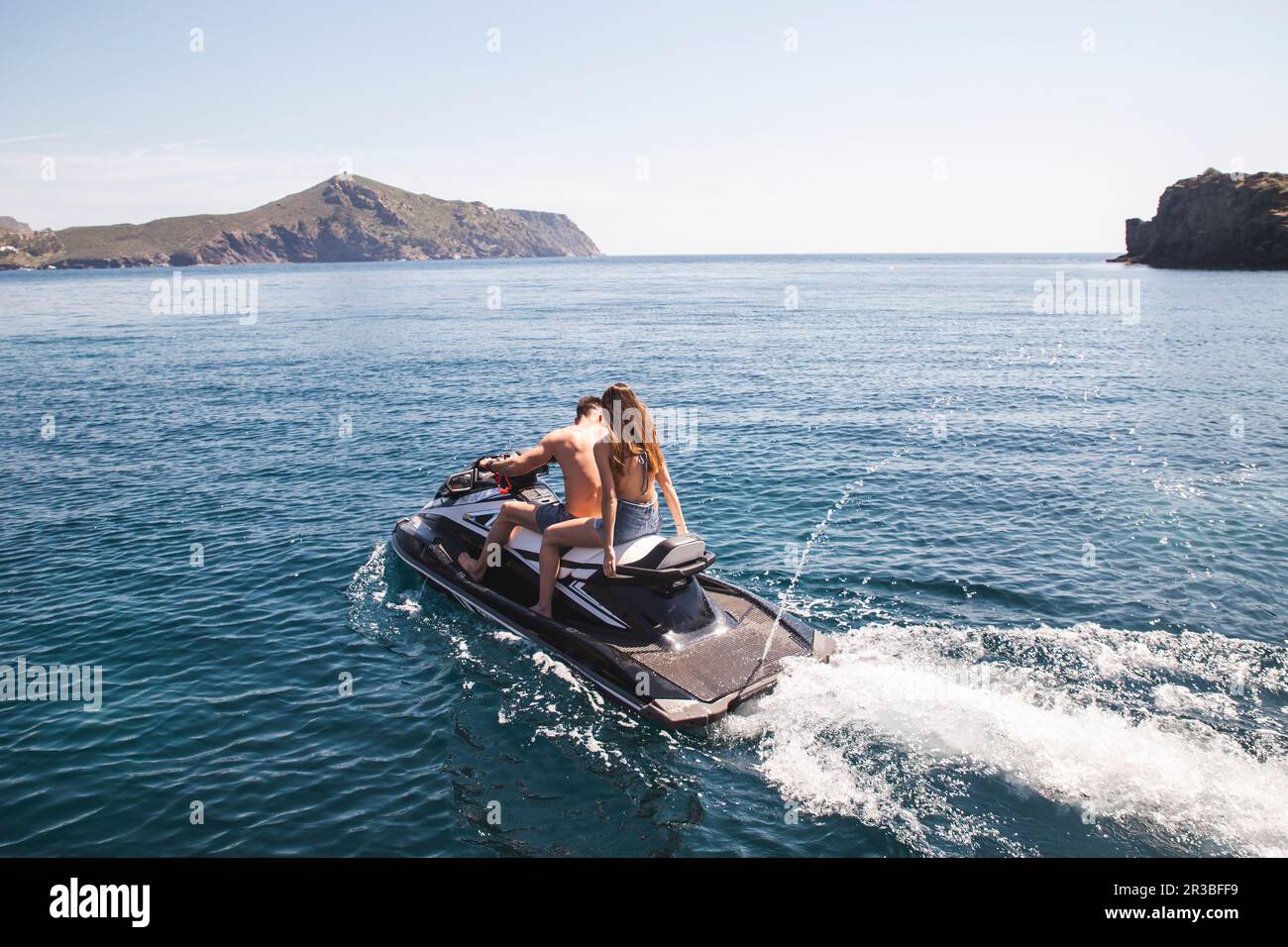 Couple riding jet ski Banque de photographies et d’images à haute ...