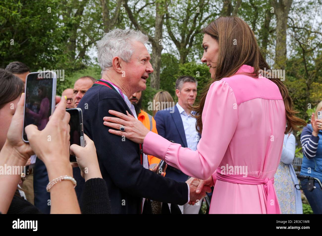 Catherine, princesse de Galles, parle avec Louis Walsh, directeur ...