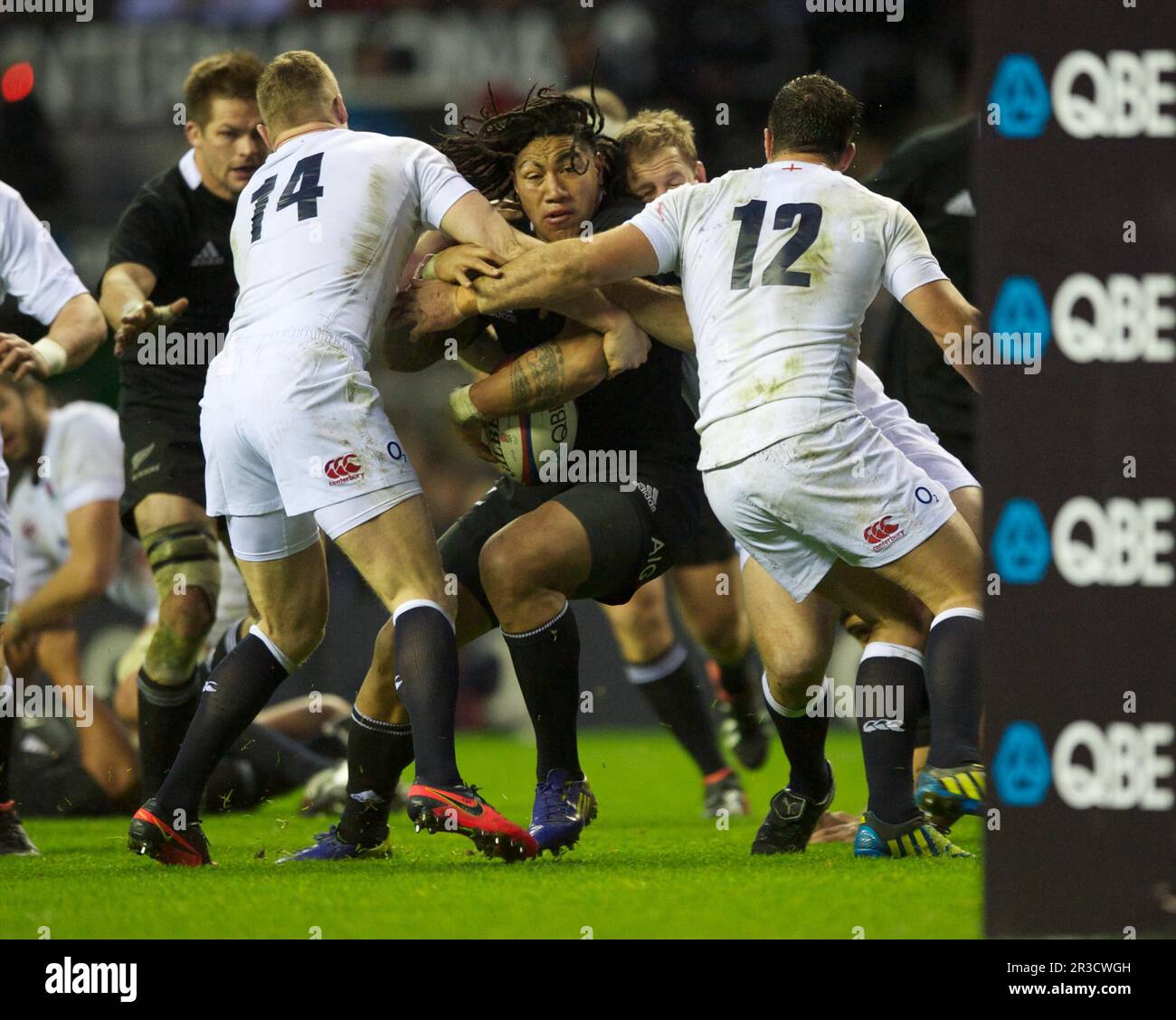 Ma'a Nonu de Nouvelle-Zélande est arrêté juste en dessous de la ligne ...