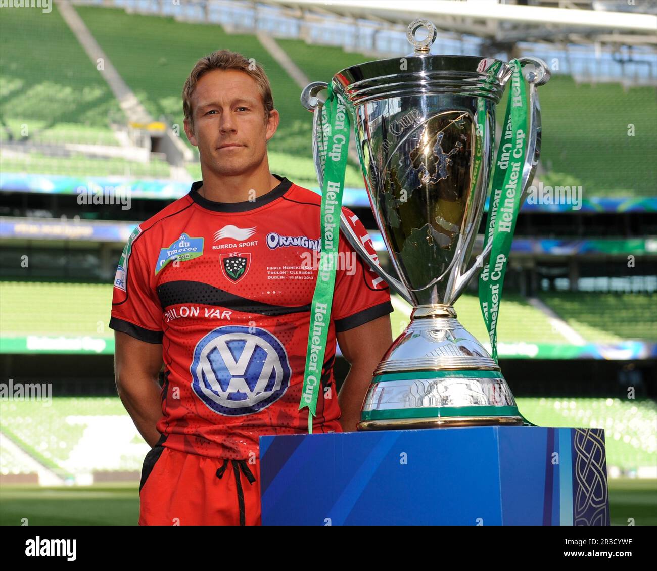 Jonny Wilkinson, de RC Toulon, se tient avec le trophée de la coupe ...