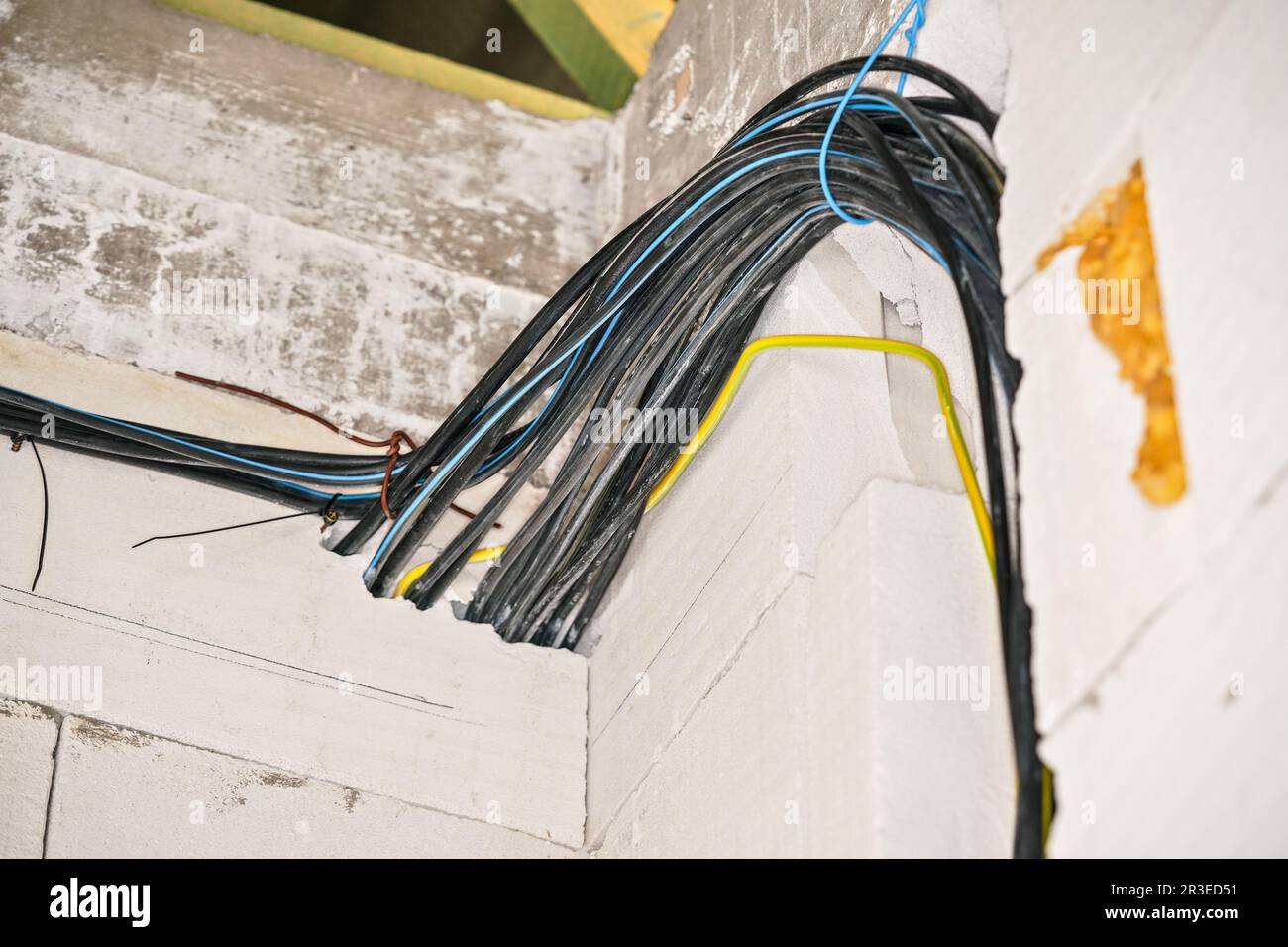 Installation de câbles d'alimentation électrique sur le mur du chantier ...