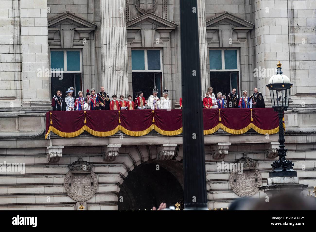 Famille royale sur le balcon de Buckingham Palace après le couronnement ...