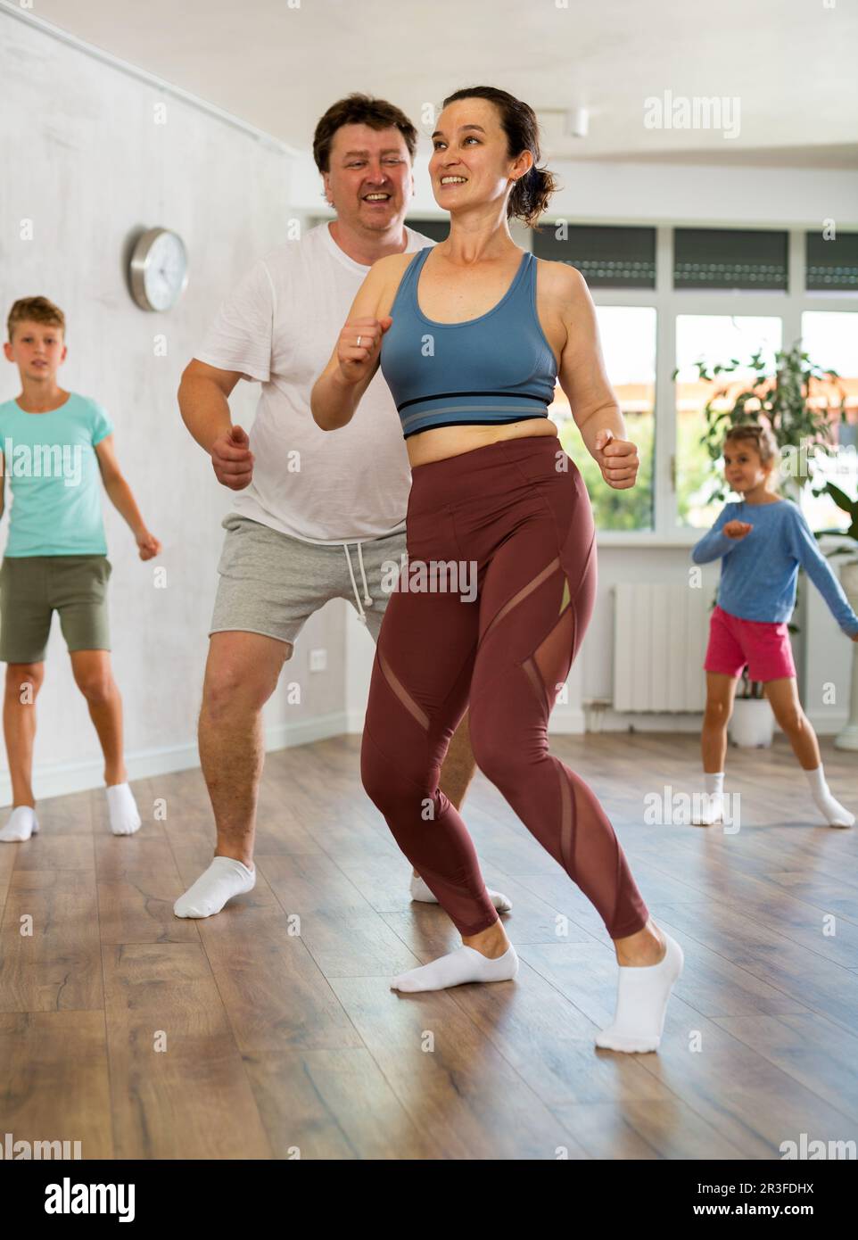 La mère et le père apprennent le boogie-woogie dynamique en couple dans ...