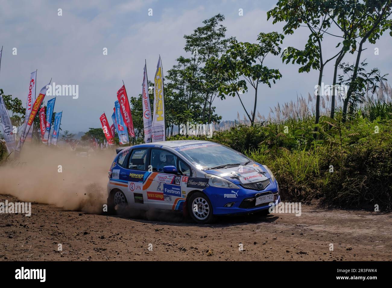 Un Jazz blanc et bleu ou Fit dérive sur Kejurnas Sprint Rally 2023 sur ...