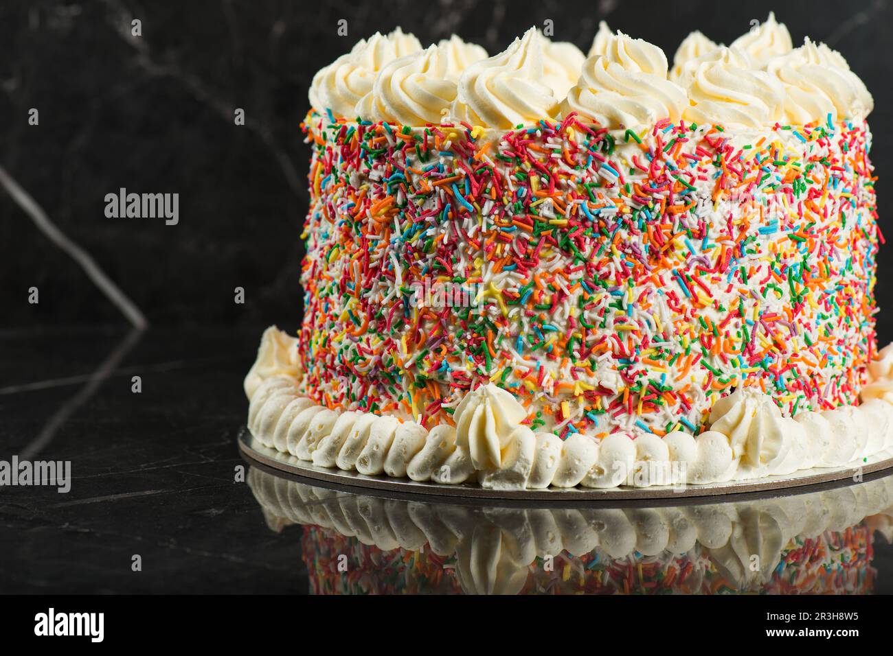 Délicieux gâteau au beurre sur le thème de l'anniversaire avec glaçage ...