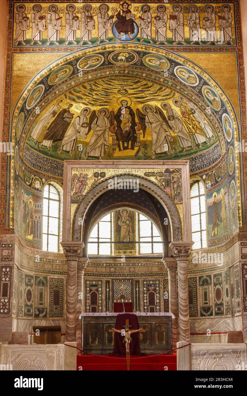 Basílica de Santa Eufrasia, siglo VI, mosaico de Cristo en brazos de la Virgen en el trono ...