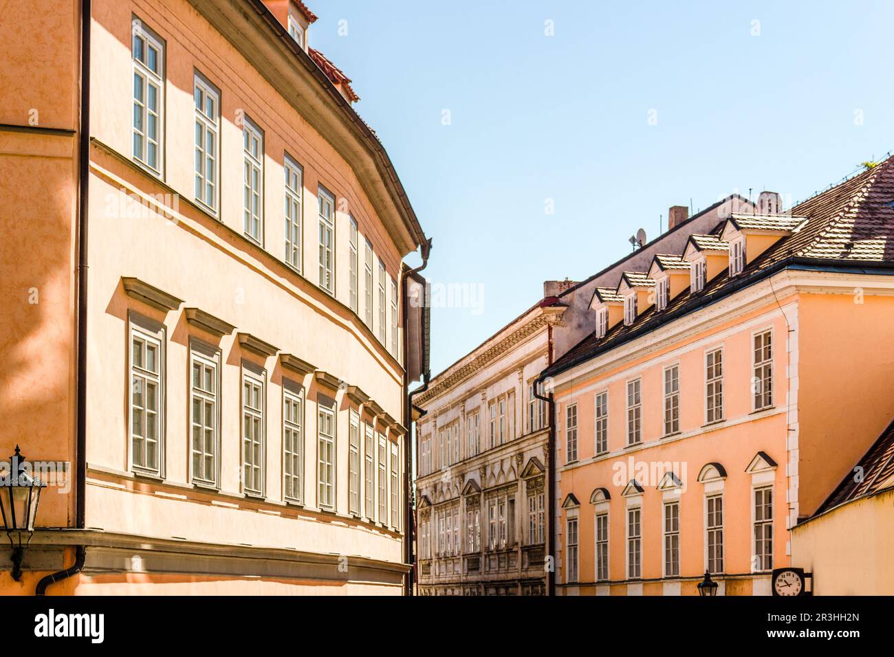 L'architecture des bâtiments et les rues de prague Banque de ...