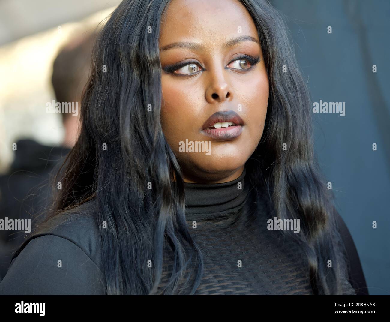 STOCKHOLM - SUÈDE 21 AVRIL 2023 : artiste Cherrie debout dans la rue ...