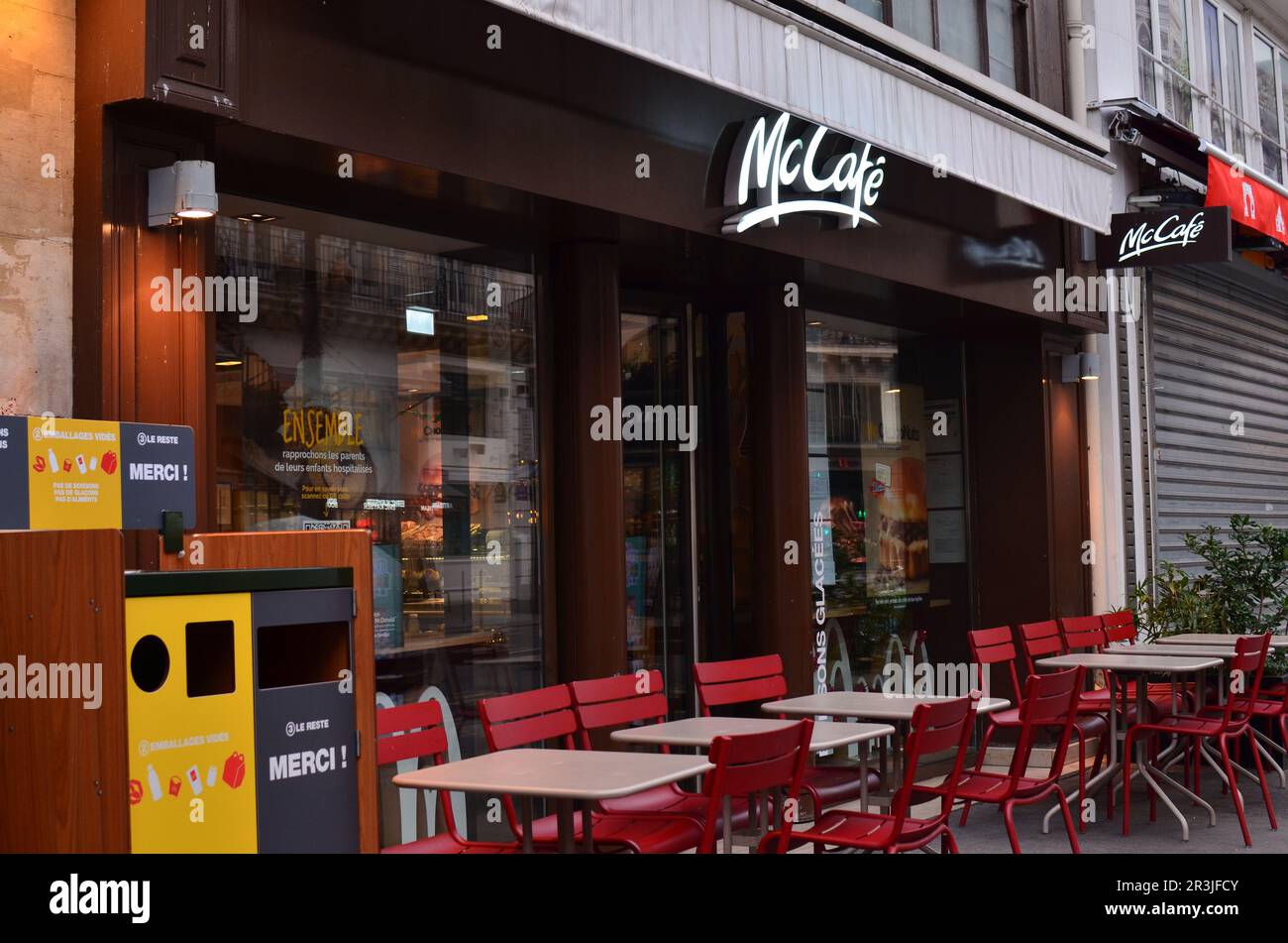 Mccafé paris Banque de photographies et d’images à haute résolution - Alamy