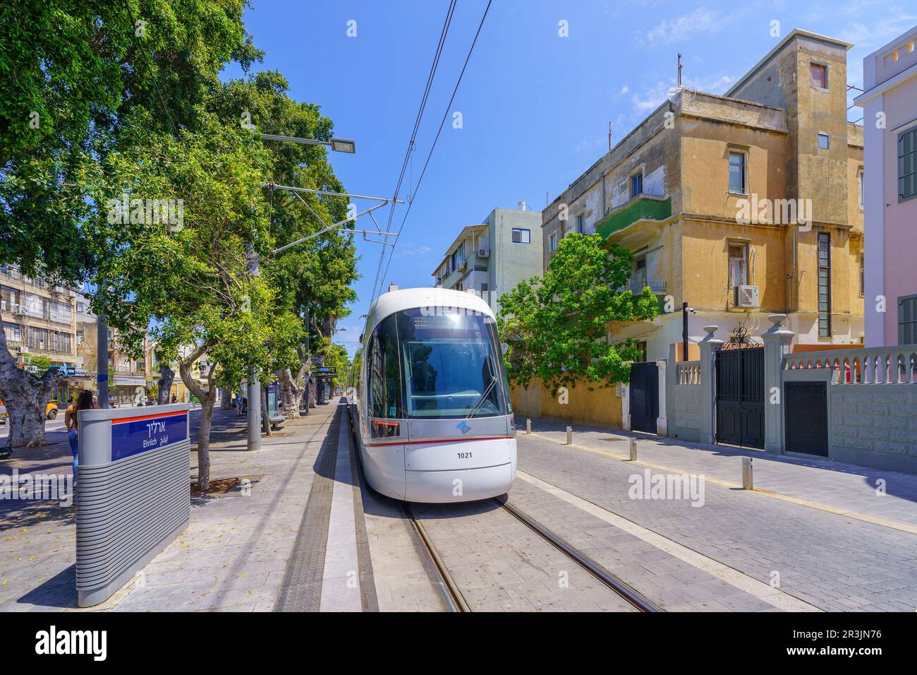 Tel-Aviv, Israël - 21 mai 2023 : vue sur le boulevard de Jérusalem, avec le rail léger, les ...