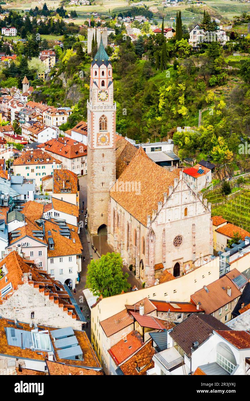 Eglise Saint-Nicolas vue panoramique aérienne à Merano. Merano ou Meran ...