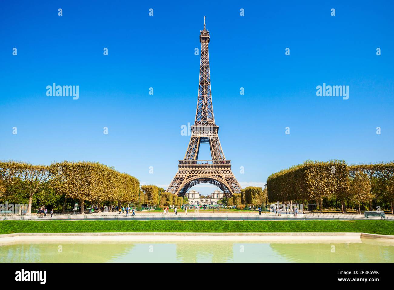 La Tour Eiffel ou la Tour Eiffel est une tour en treillis en fer forgé sur le Champ de Mars à ...