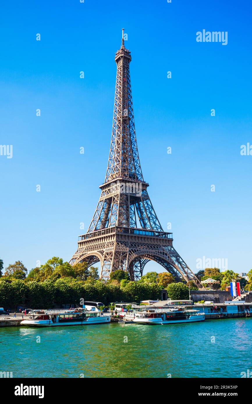 La Tour Eiffel ou la Tour Eiffel est une tour en treillis en fer forgé sur le Champ de Mars à ...