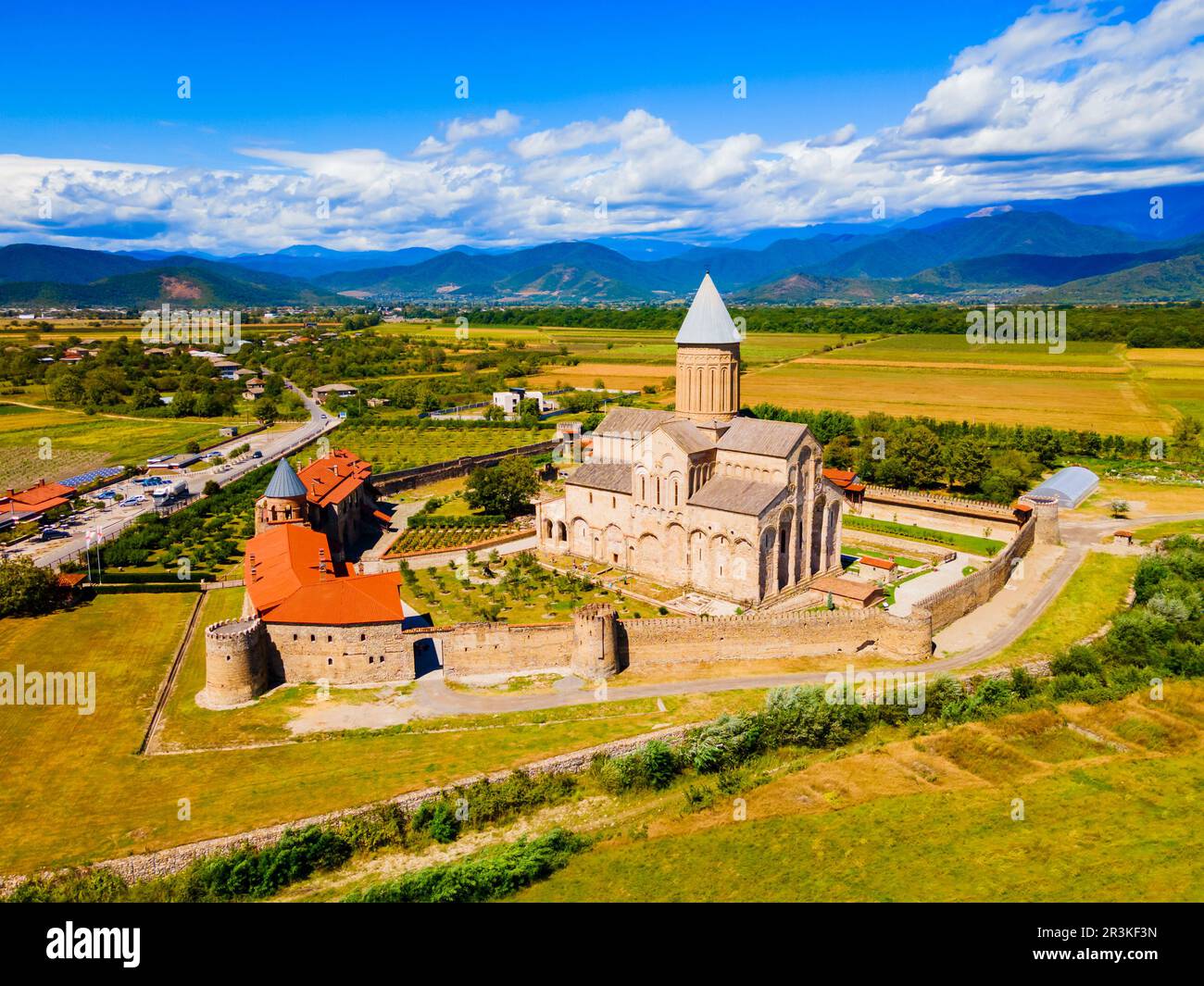 Vue panoramique aérienne du complexe du monastère d'Alaverdi à Kakheti ...