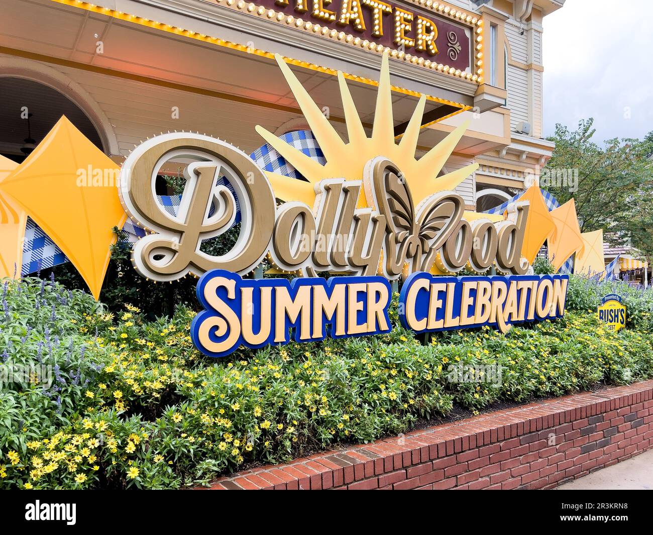L'entrée de Dollywood avec le logo du parc d'attractions. Dollywood est ...