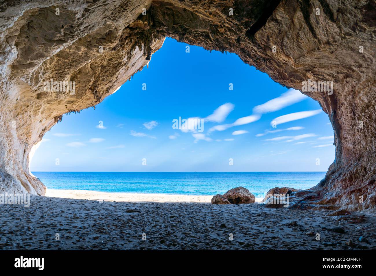 Vue sur l'une des nombreuses grottes du bord de mer de la plage de Cala ...