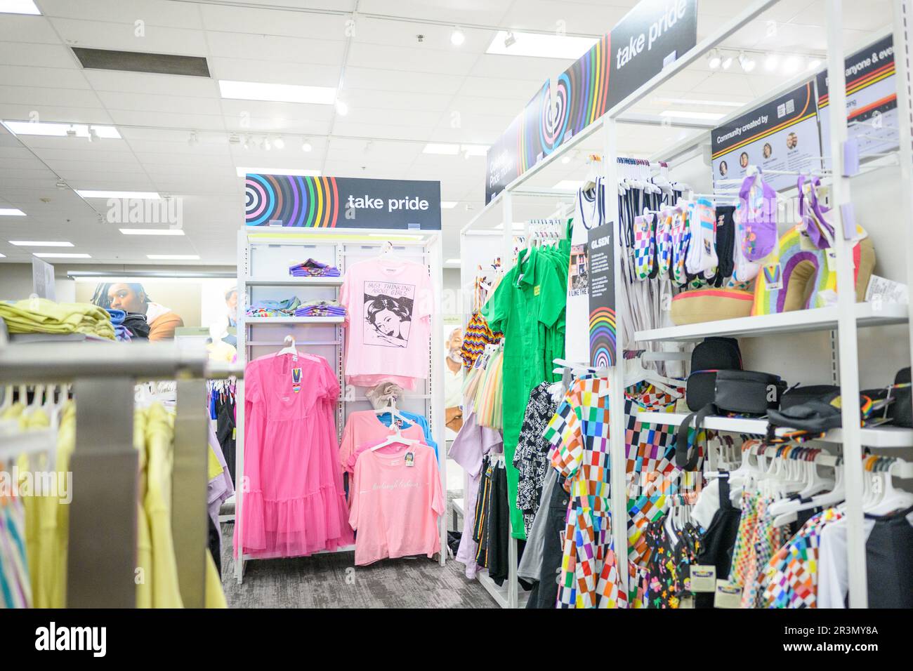 La marchandise sur le thème de la fierté est exposée dans un magasin ...