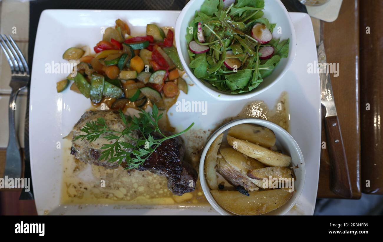 Délicieux repas à l'assiette pour le déjeuner. Steak de viande pommes ...