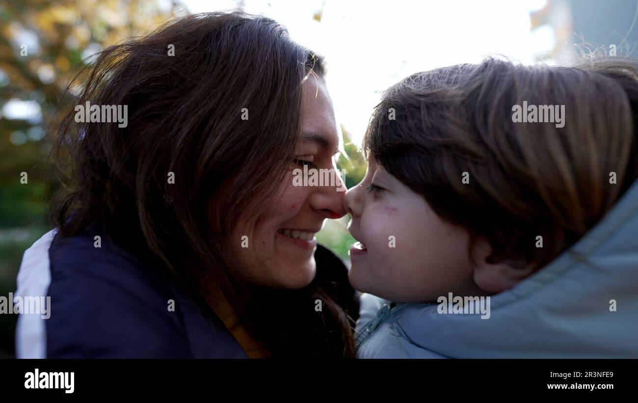 Mère Et Enfant Faisant Eskimo Baiser Ensemble Maman Et Fils Relation 4013