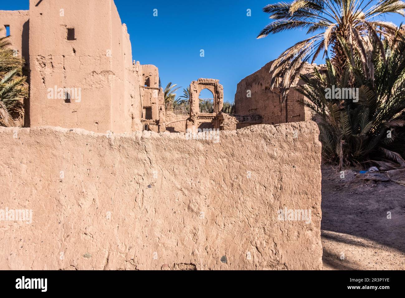 Une ancienne kasbah construite par les Berbères, avec une architecture ...