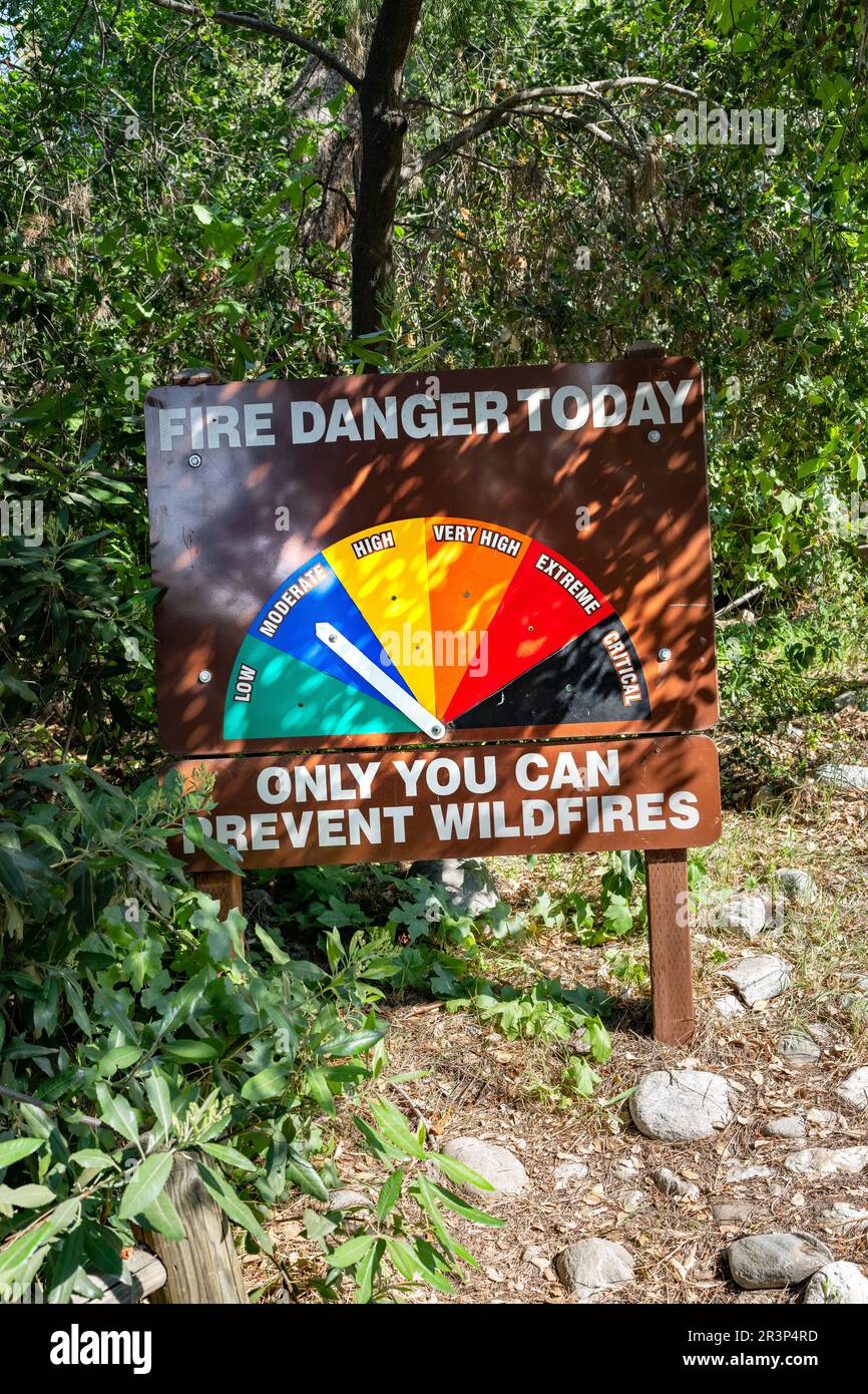 Panneau d'avertissement d'incendie de forêt Banque de photographies et ...