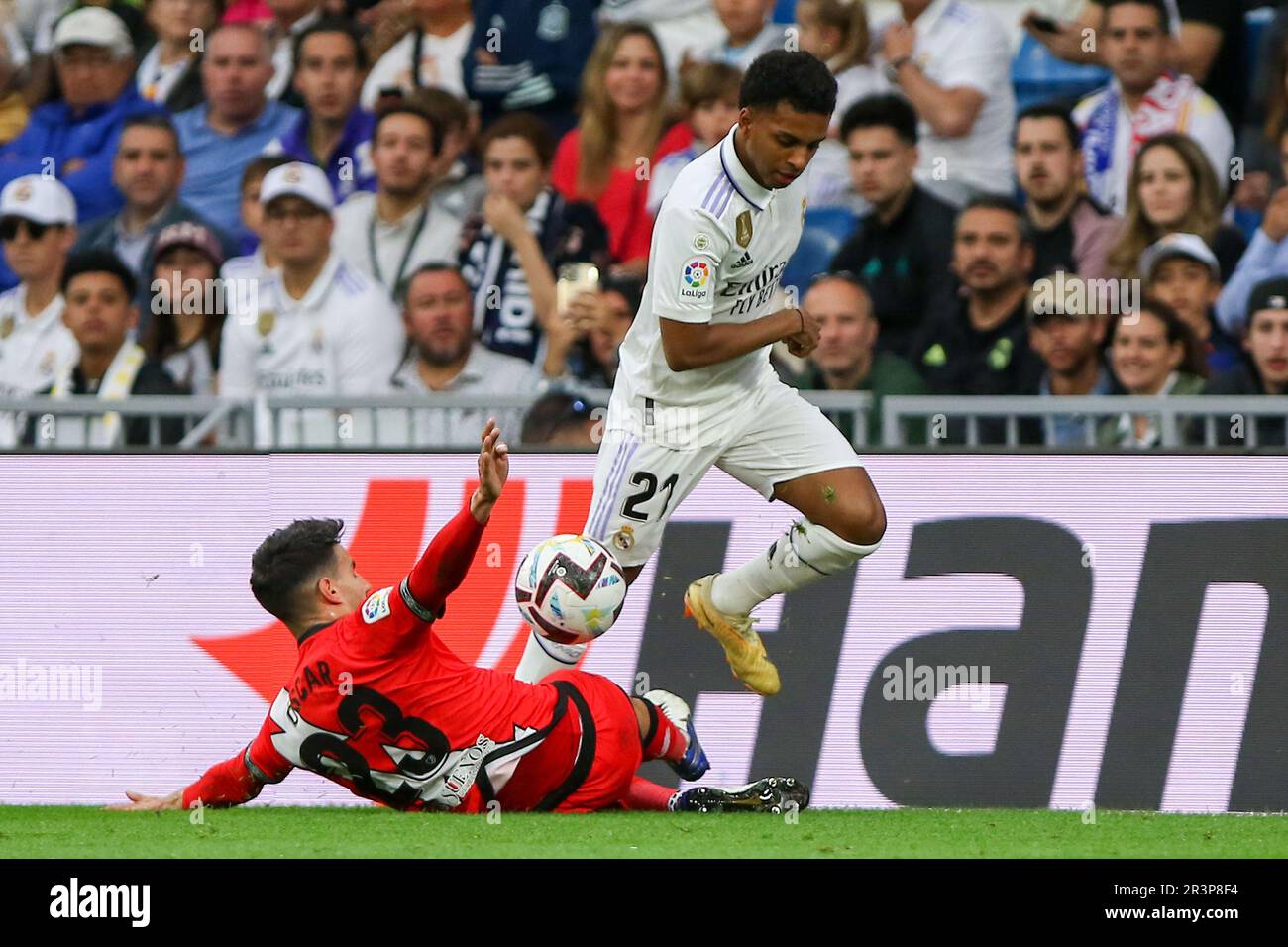 Rodrygo (R) du Real Madrid et Oscar de Rayo Vallecano (L) en action ...