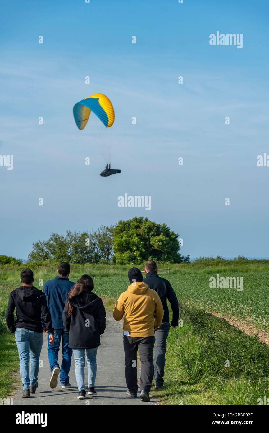 Normandie, France. Un parapente au-dessus des champs de longues-sur-mer ...