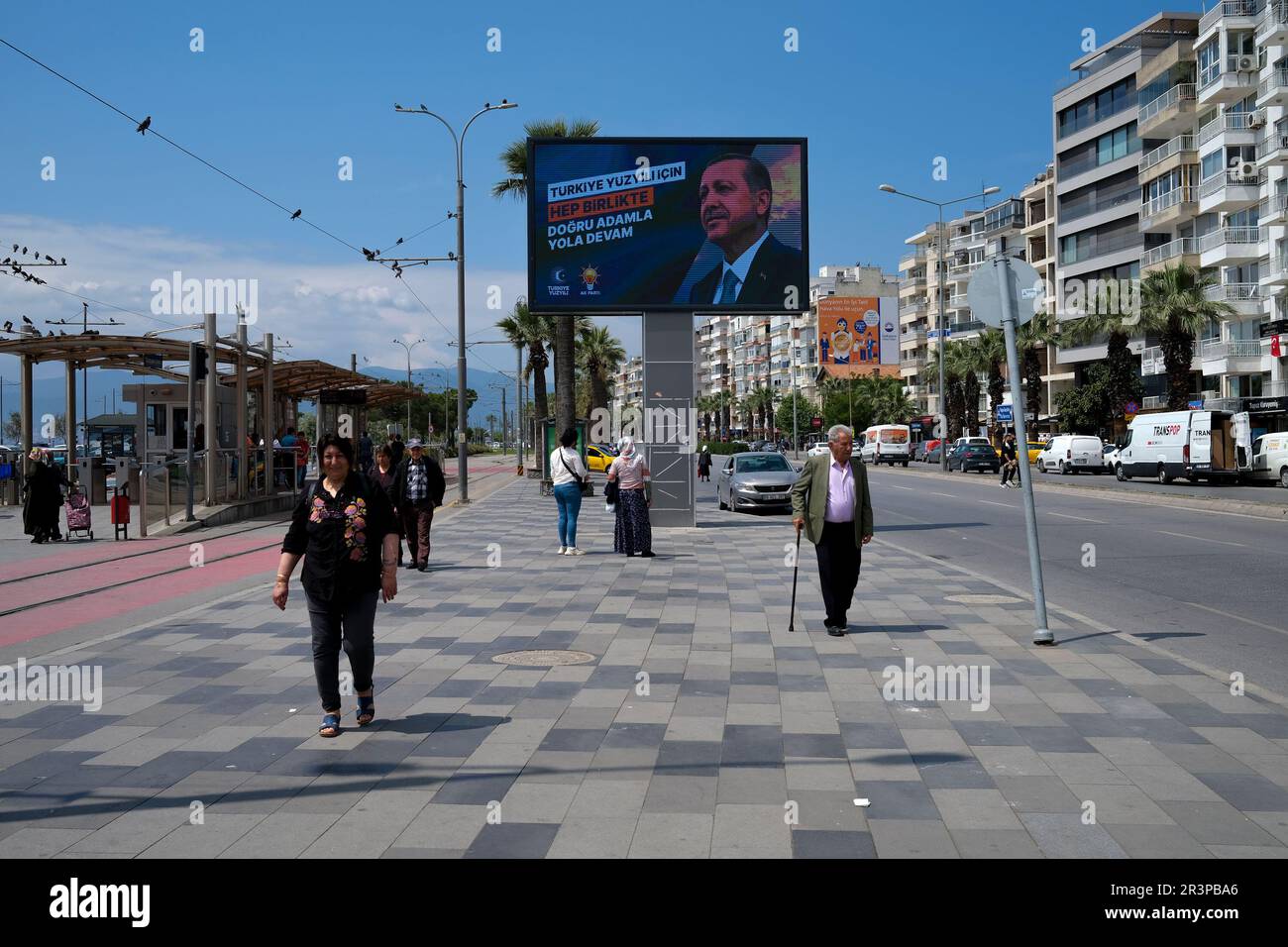 Izmir, Turquie. 24th mai 2023. Les gens marchent sous l'affiche ...
