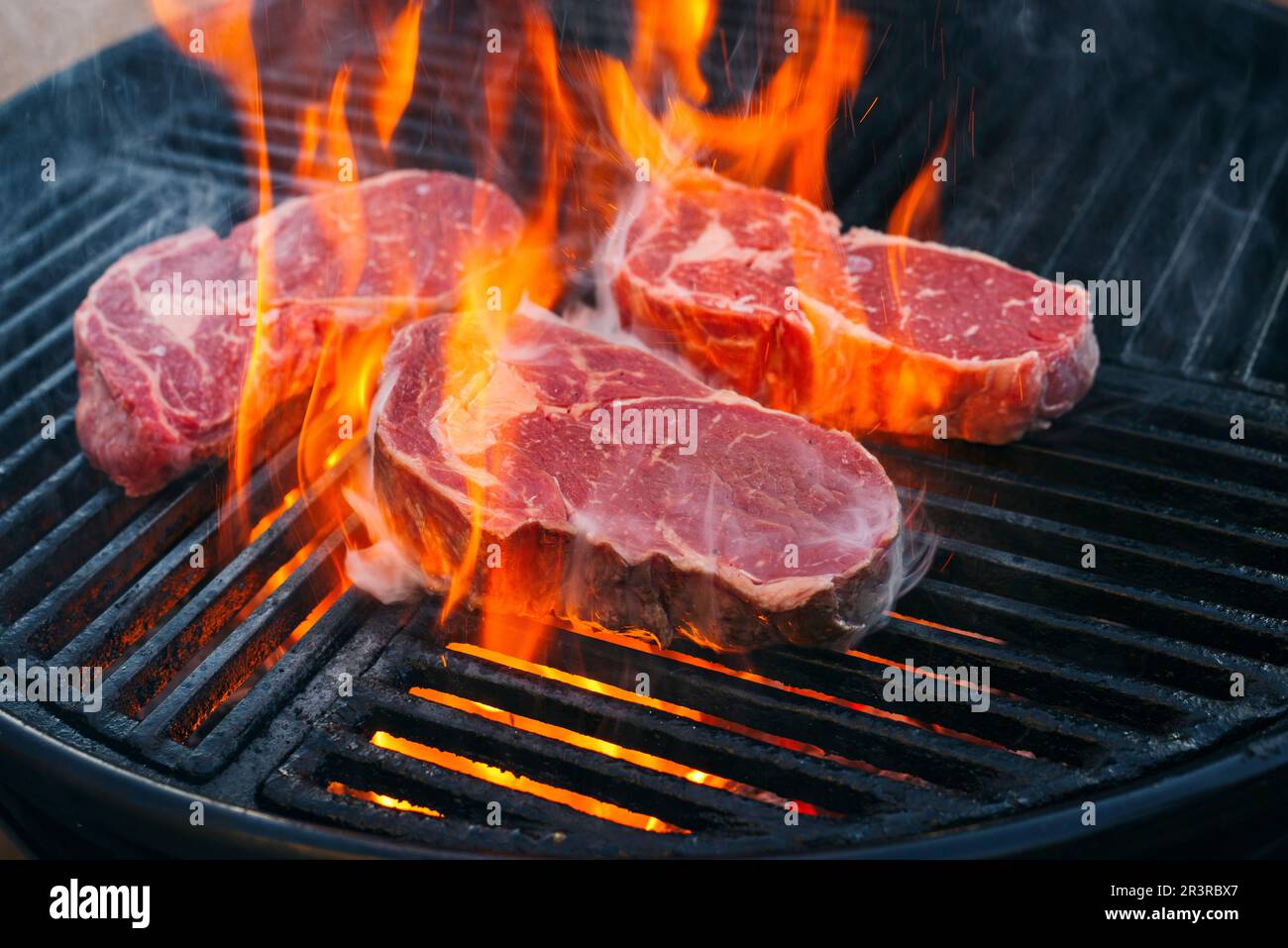 Grillez au barbecue le steak de bœuf Angus vieilli aux yeux de côtes ...