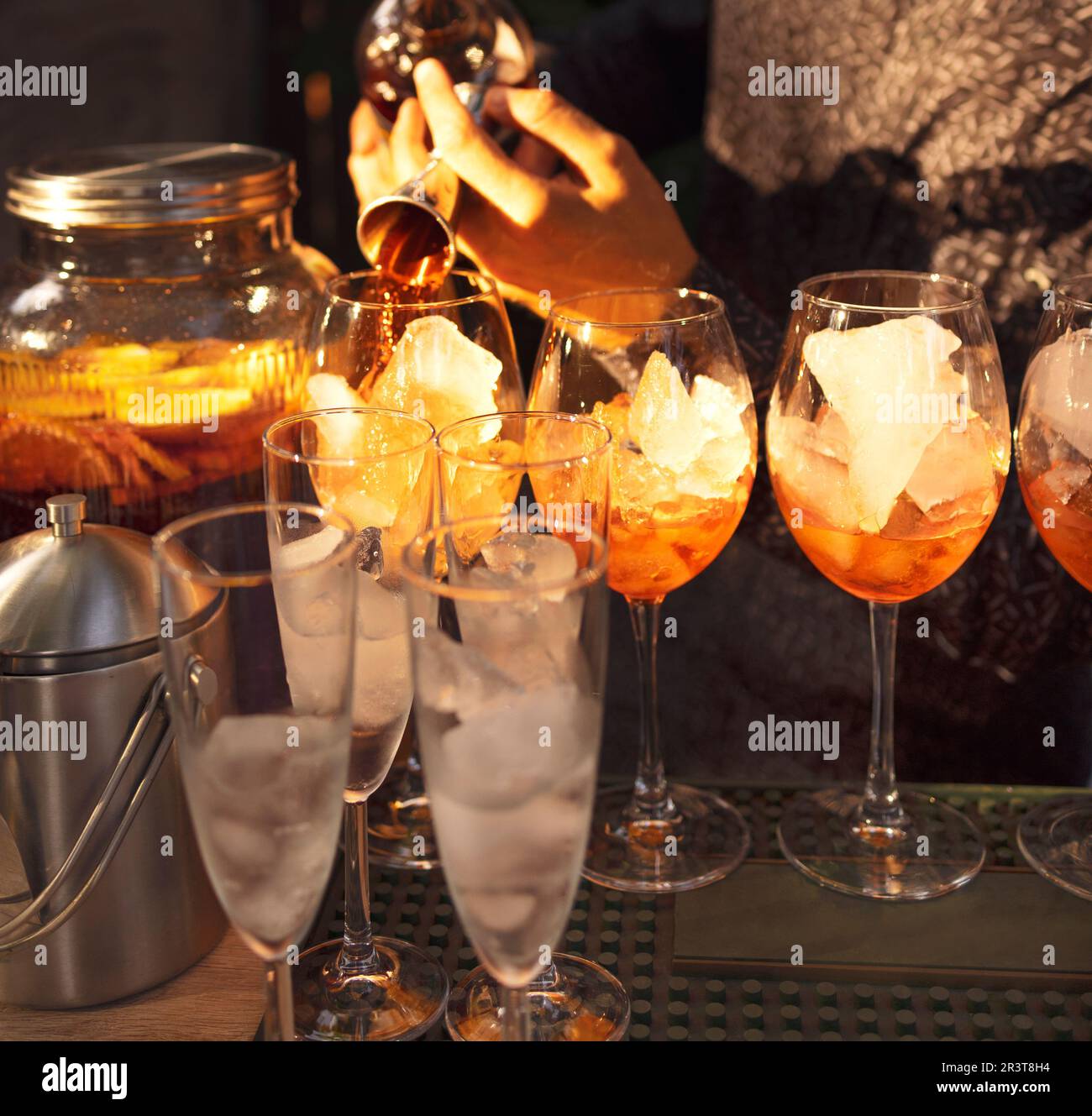 Barman proposant un cocktail aperol spritz dans le bar d'été extérieur ...