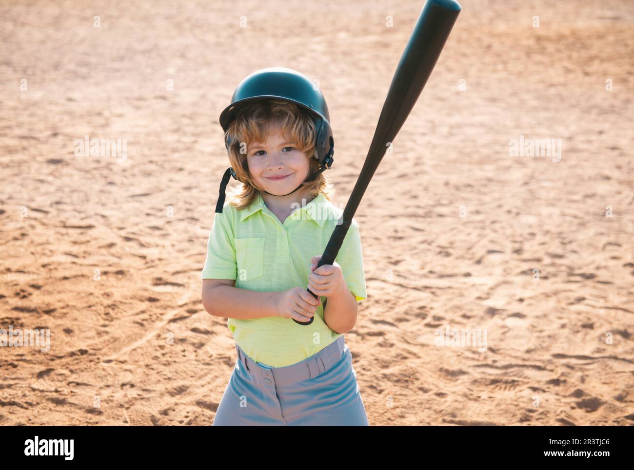 Enfant tenant une batte de baseball. Enfant pichet sur le point de ...